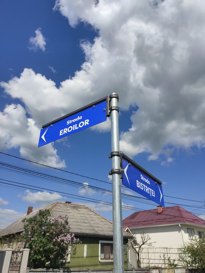 Indicator stradal din bond 60x15 cm cu structură metalică și stâlp de ...